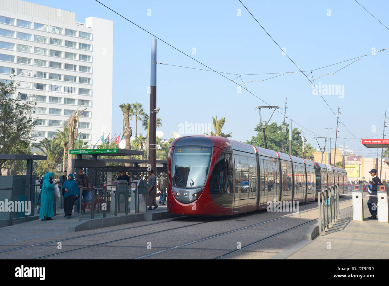 Le tramway moderne sur place des Nations Unies, District Casa-Anfa ...