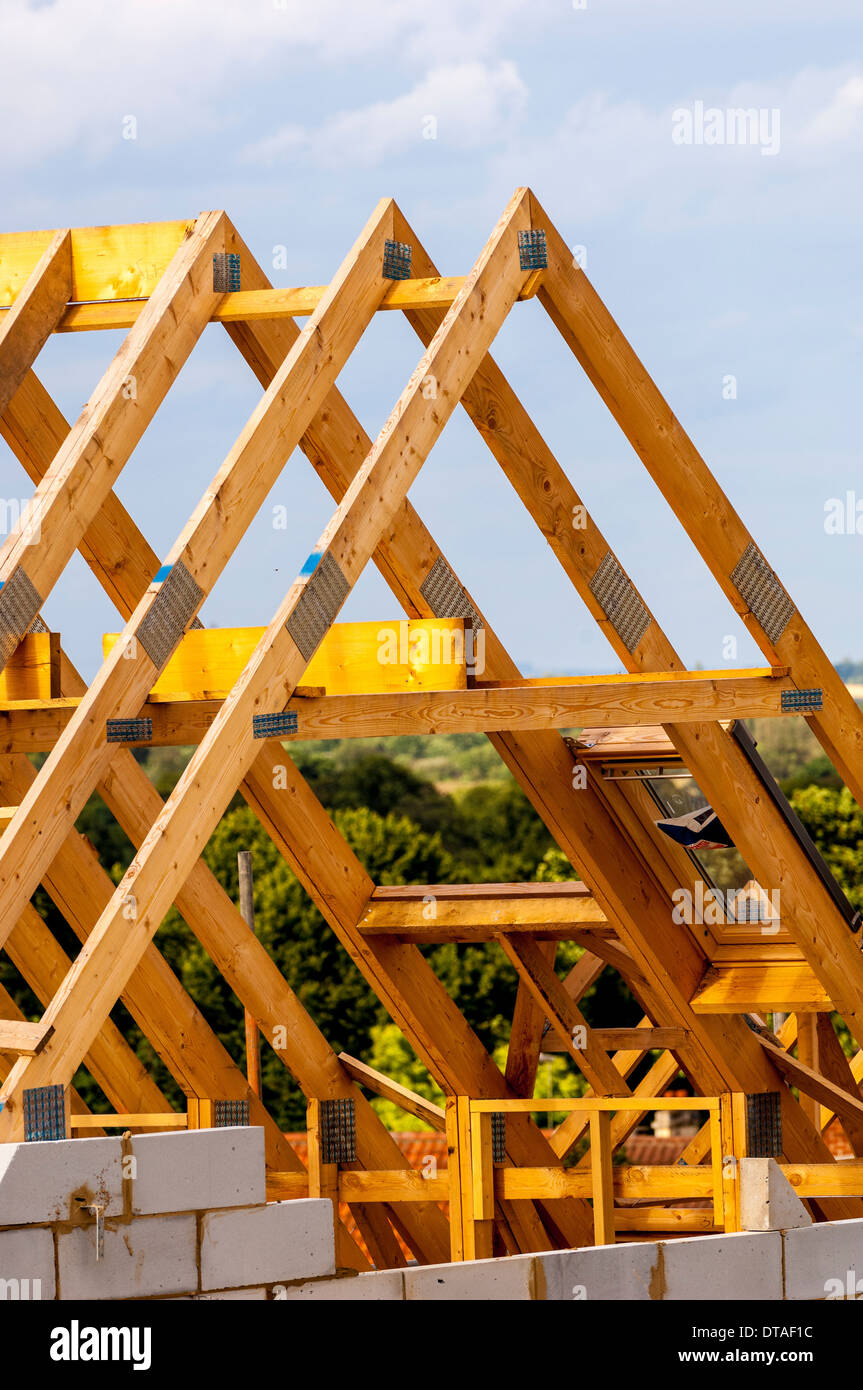 Roof truss construction Banque de photographies et d’images à haute ...