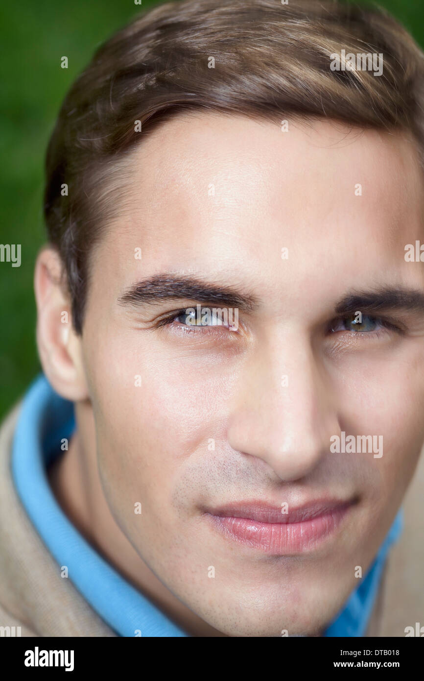 Jeune homme brun Banque de photographies et d’images à haute résolution ...