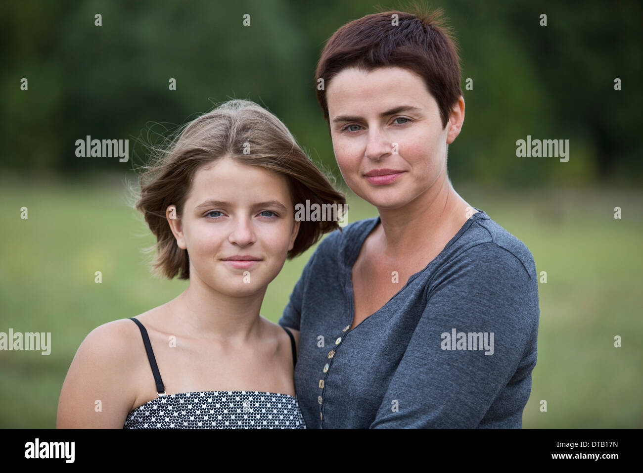 Mère à fille adolescente cheveux Banque de photographies et d’images à ...