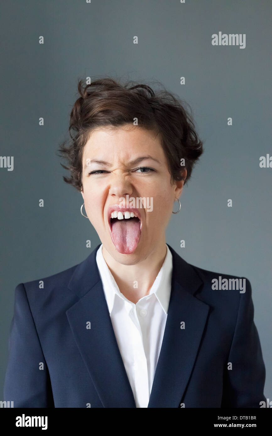 Woman sticking out tongue Banque de photographies et d’images à haute ...