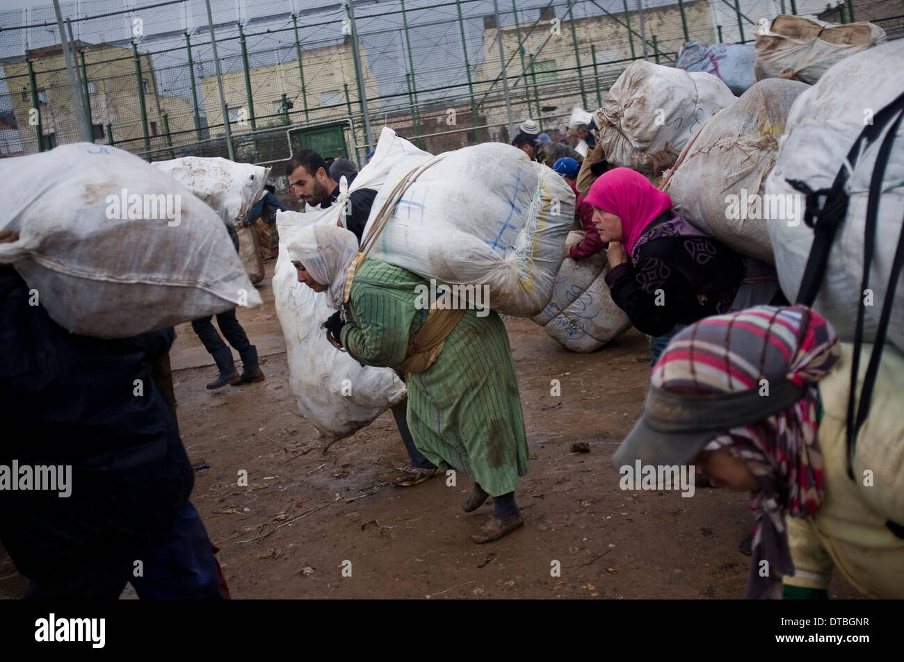 La contrebande sur la frontière de Melilla Espagne frontière ...