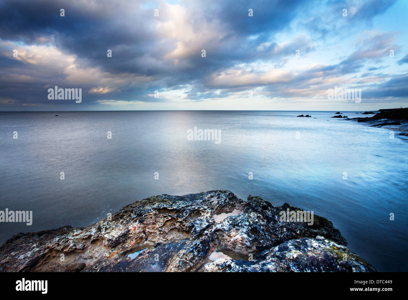 Rocher mer Banque de photographies et d’images à haute résolution - Alamy