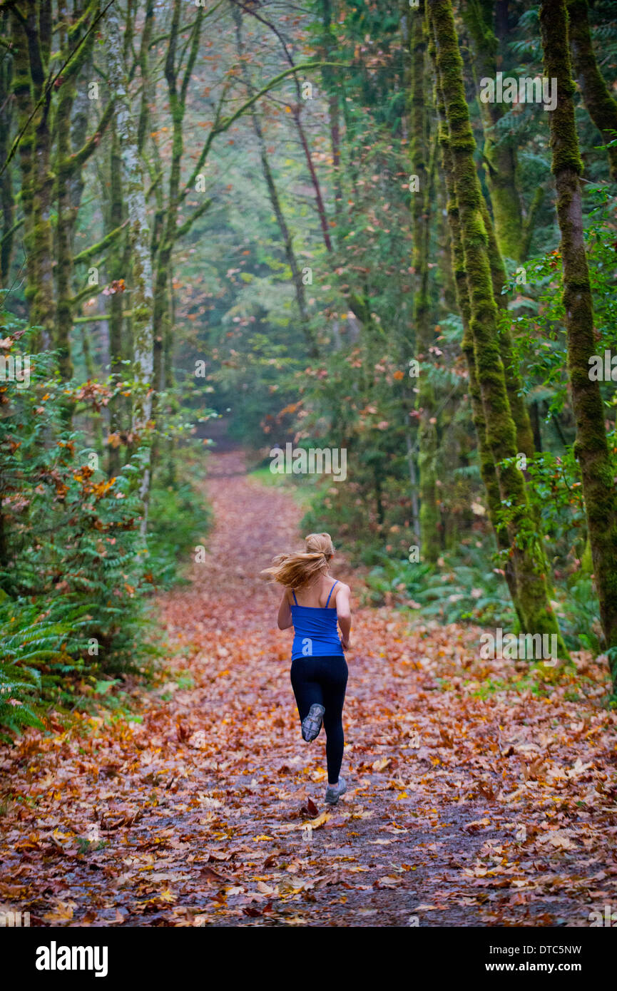 Fille jogging Banque de photographies et d’images à haute résolution ...