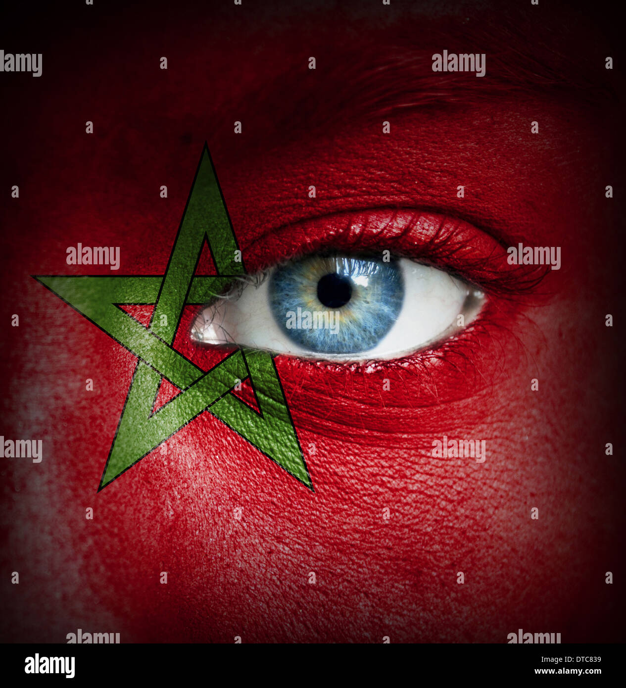 Visage humain peint avec un drapeau du Maroc Photo Stock - Alamy