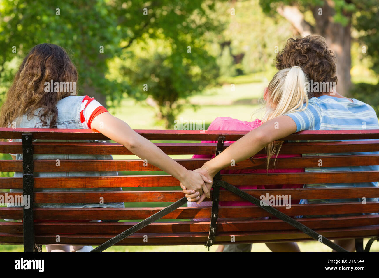 Femme tenant une autre femme Banque de photographies et d’images à ...
