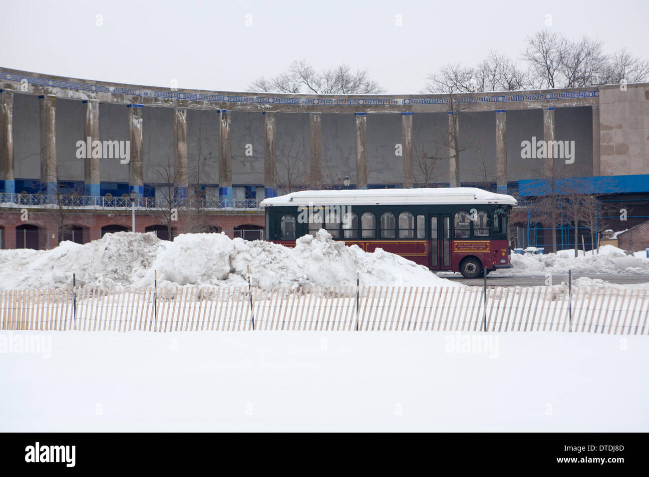 Le Bronx Tour Trolley au milieu d'un tas de neige pendant l'assemblée ...