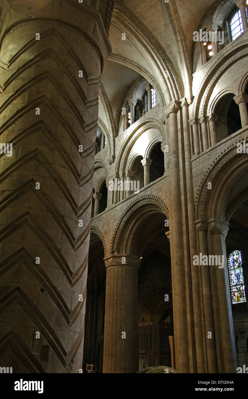 Durham cathedral column chevron Banque de photographies et d’images à ...