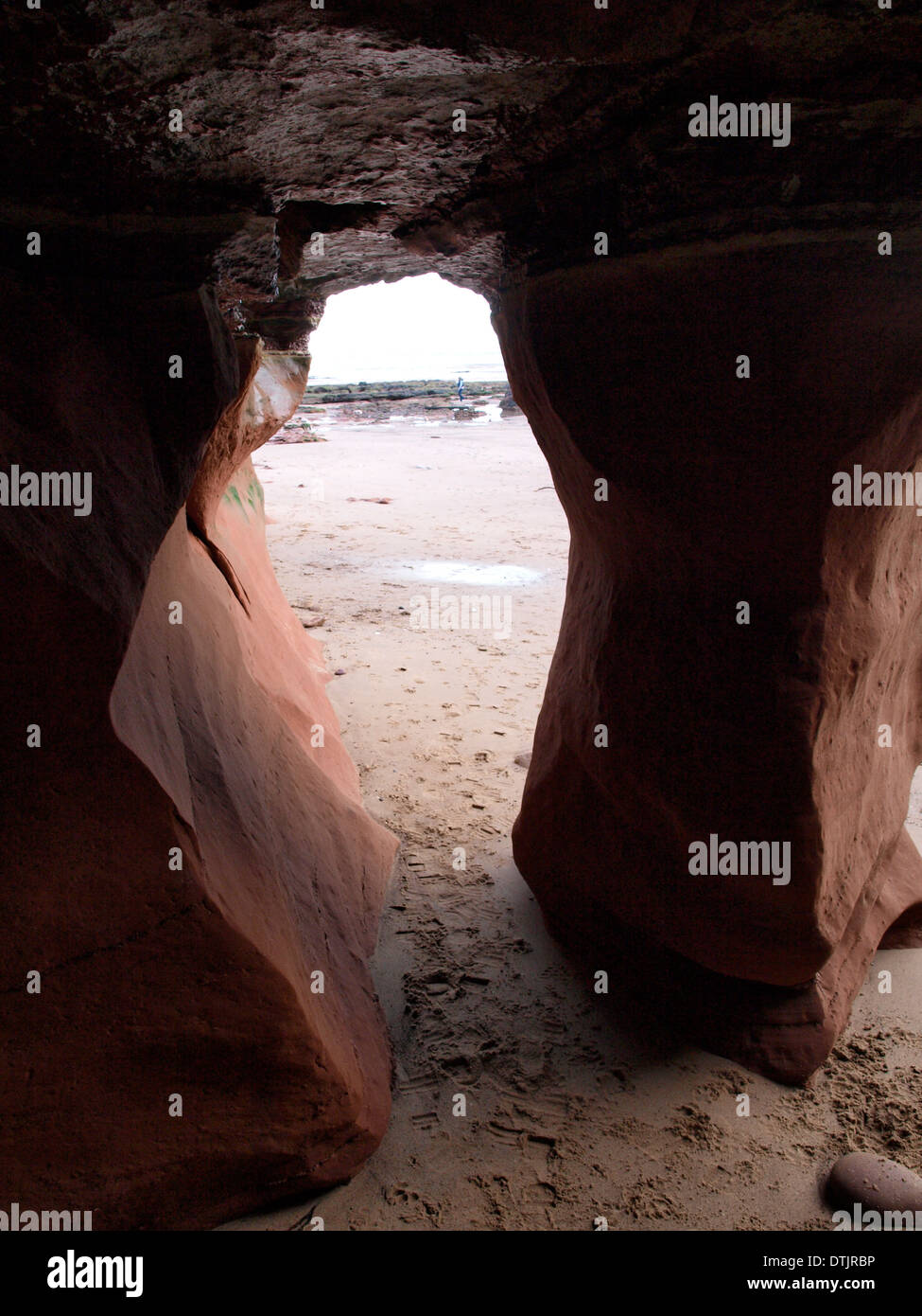 Grotte dans le rocher Banque de photographies et d’images à haute ...