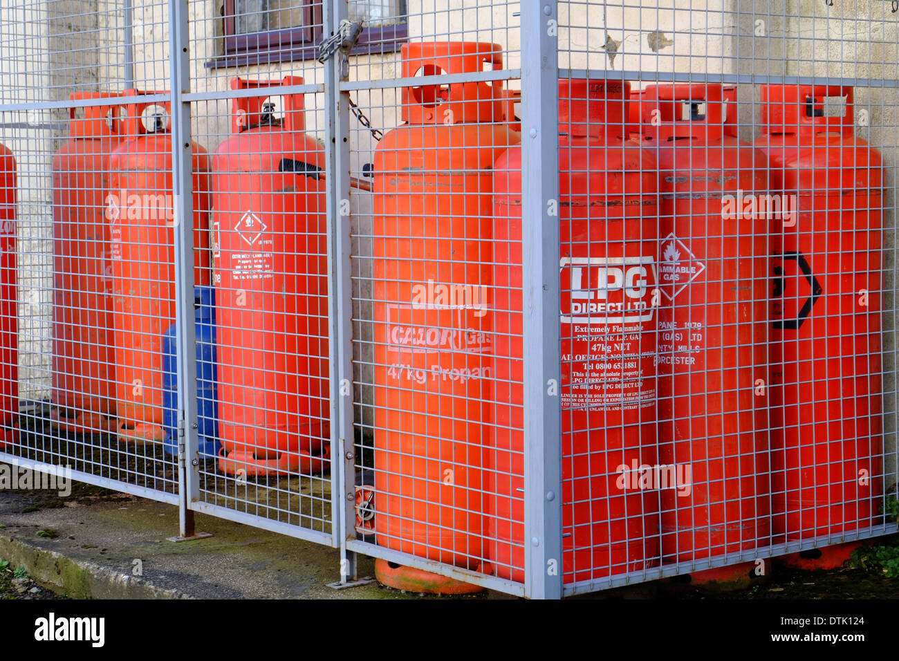 Les bouteilles de gaz dans une cage Photo Stock - Alamy