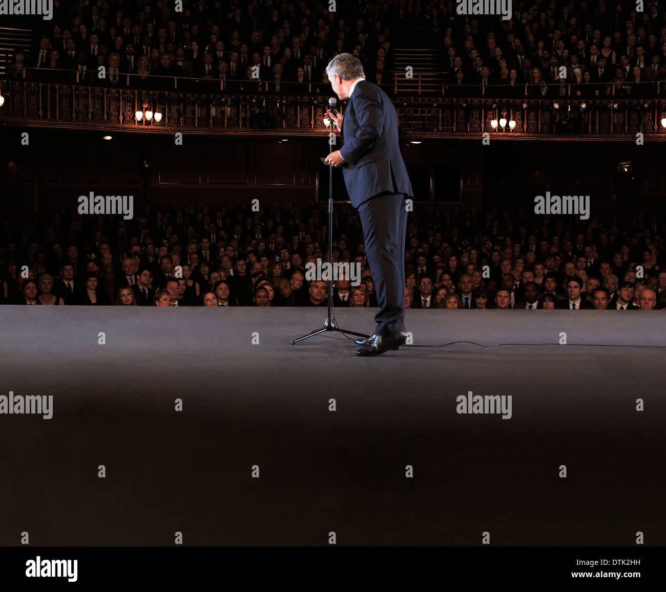 Man speaking into microphone on stage Banque de photographies et d ...