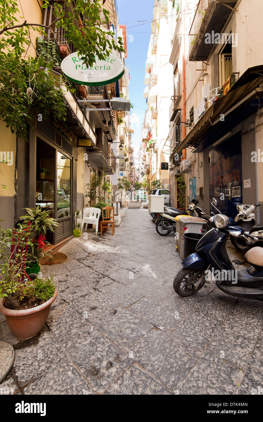 Alleys of naples Banque de photographies et d’images à haute résolution ...