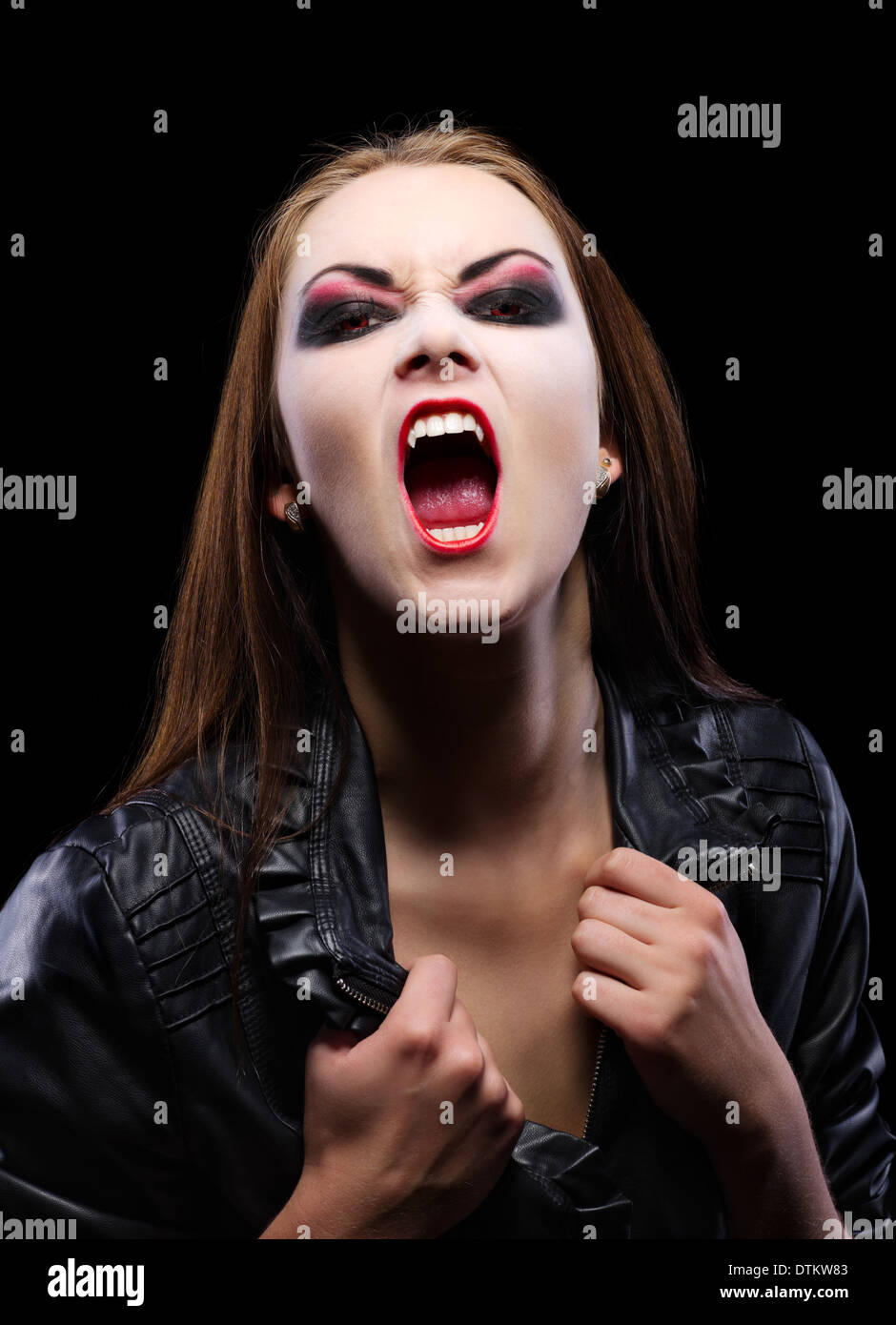 Belle jeune femme vampire sur noir Photo Stock - Alamy