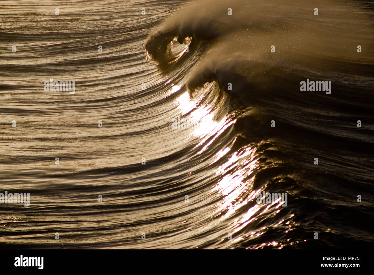 Gros plan d'une vagues dans l'océan mer eau vague Photo Stock - Alamy