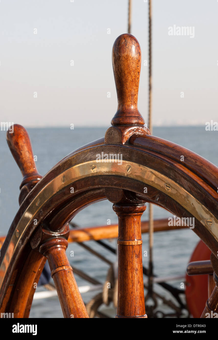 Barre à roue voilier Banque de photographies et d’images à haute résolution - Alamy