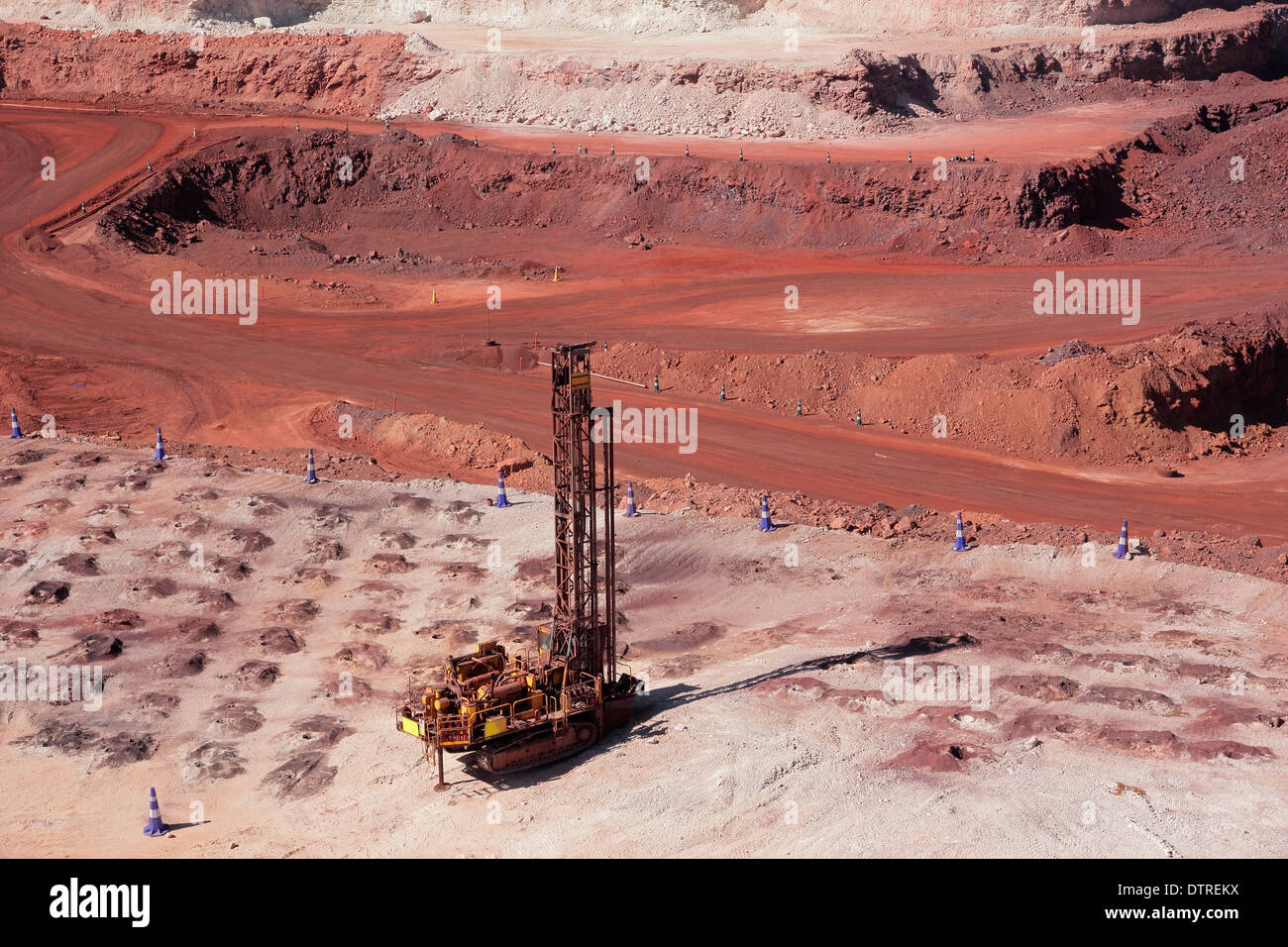 Grande mine à ciel ouvert, mine de fer montrant les différentes couches ...