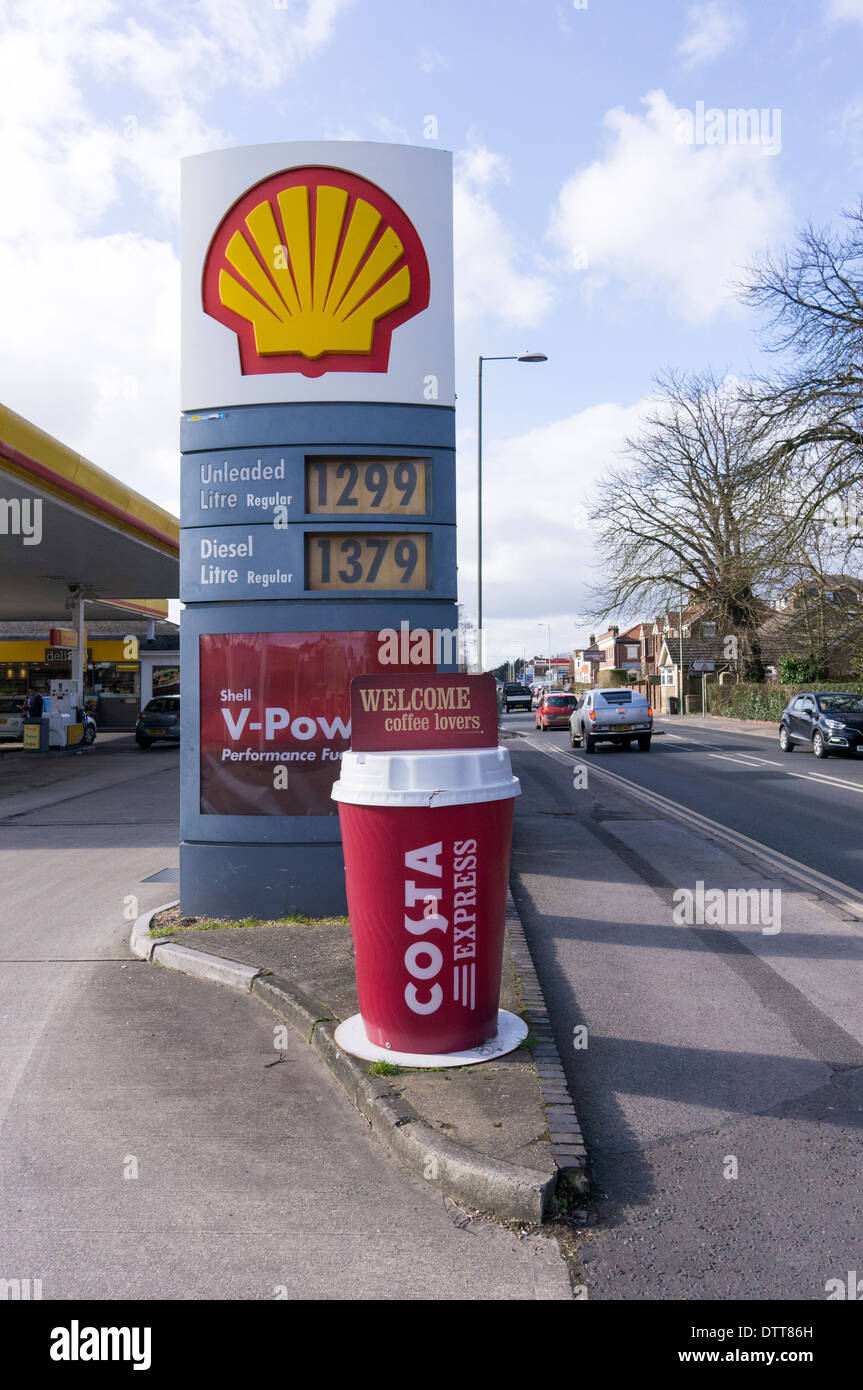 Tasse à café en bordure de la Costa géant d'affichage de publicité à l ...