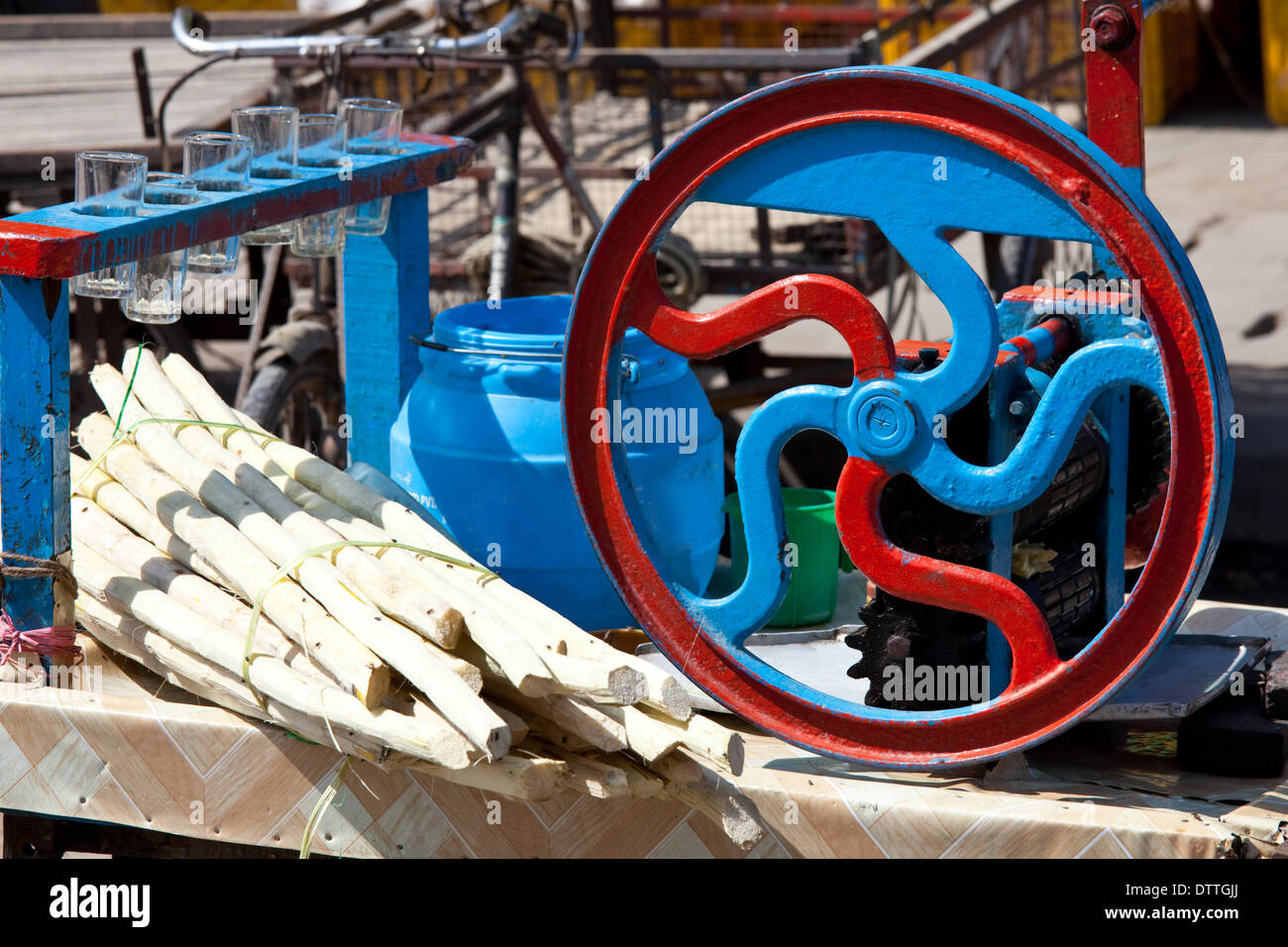 Sugar cane juice machine Banque de photographies et d’images à haute ...