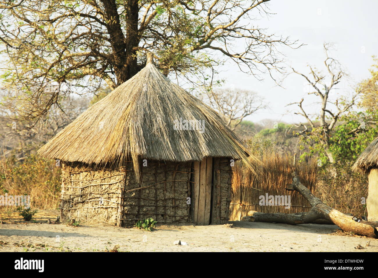 Cabane africaine Banque de photographies et d’images à haute résolution - Alamy