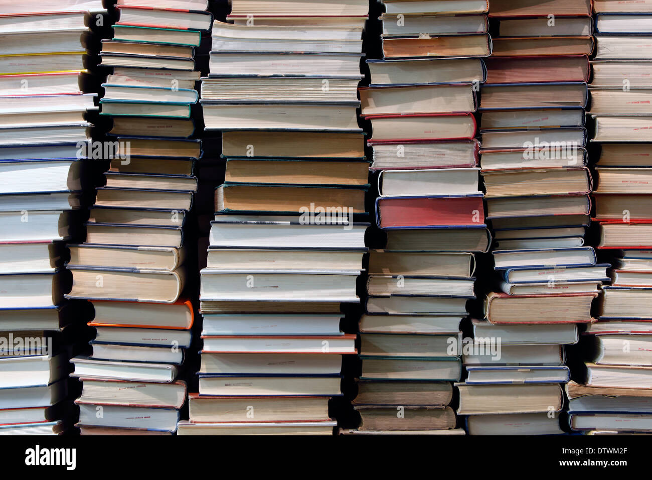 Livres pile Banque de photographies et d’images à haute résolution - Alamy