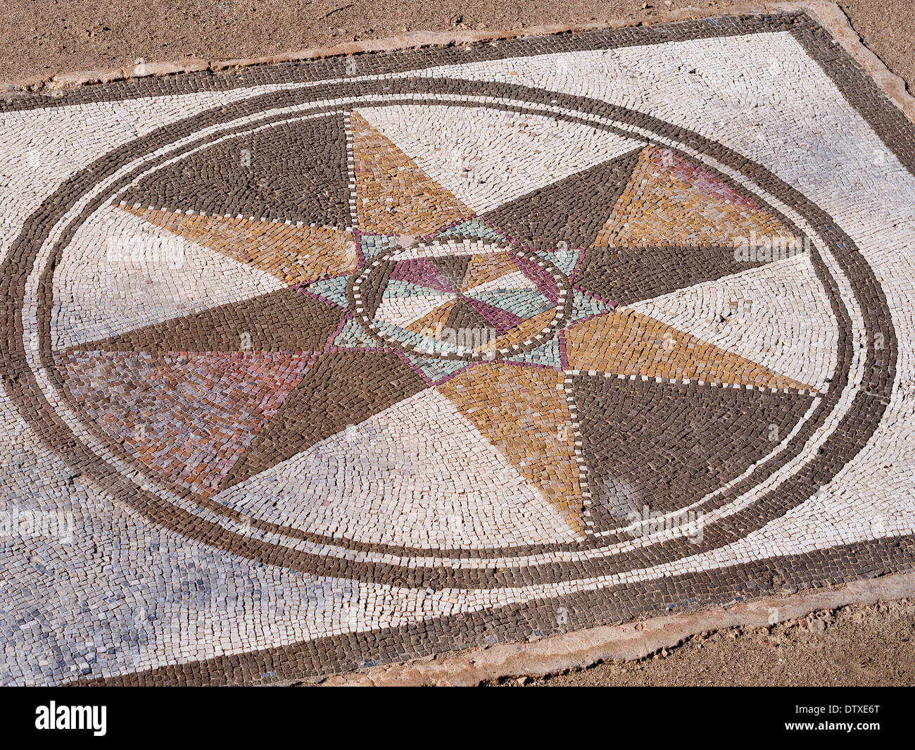 Sol de mosaïque en ruines d'Empuries. Un complexe de motifs colorés ...