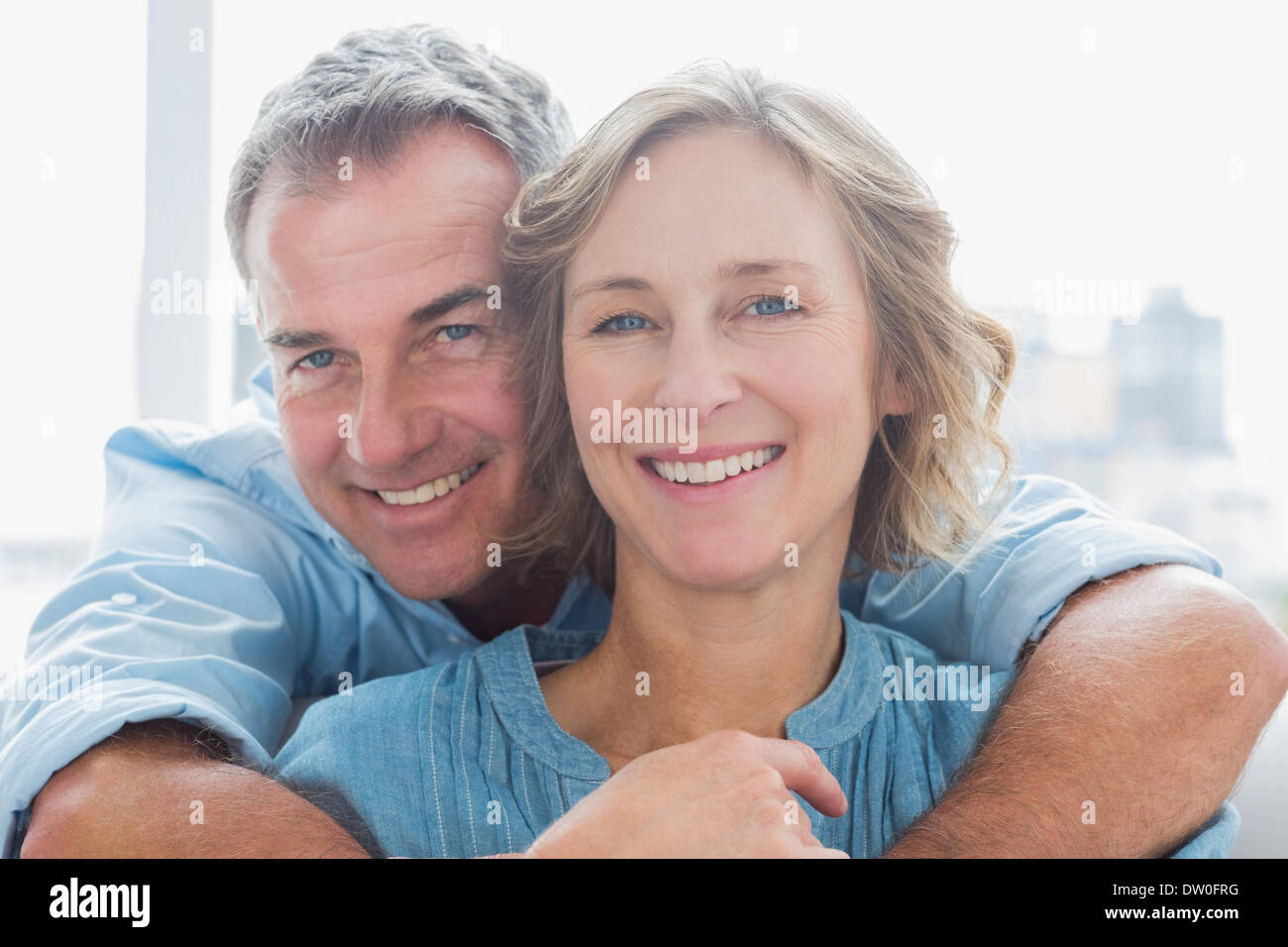 Homme Embrassant Femme Par Derrière Banque De Photographies Et Dimages