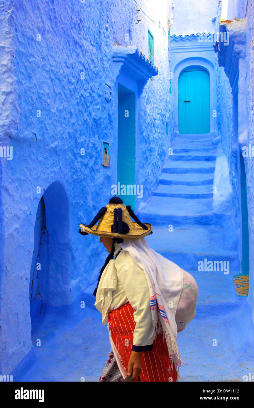 Chefchaouen woman in traditional dress Banque de photographies et d ...