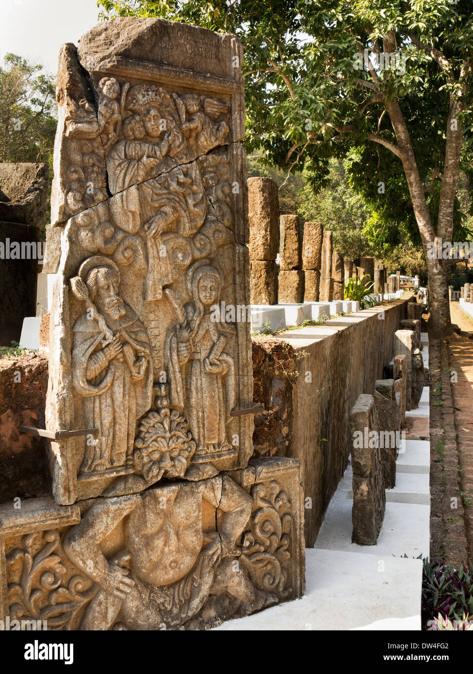 L'Inde, Goa, Goa Velha, ancienne pierre tombale de l'époque coloniale à ...