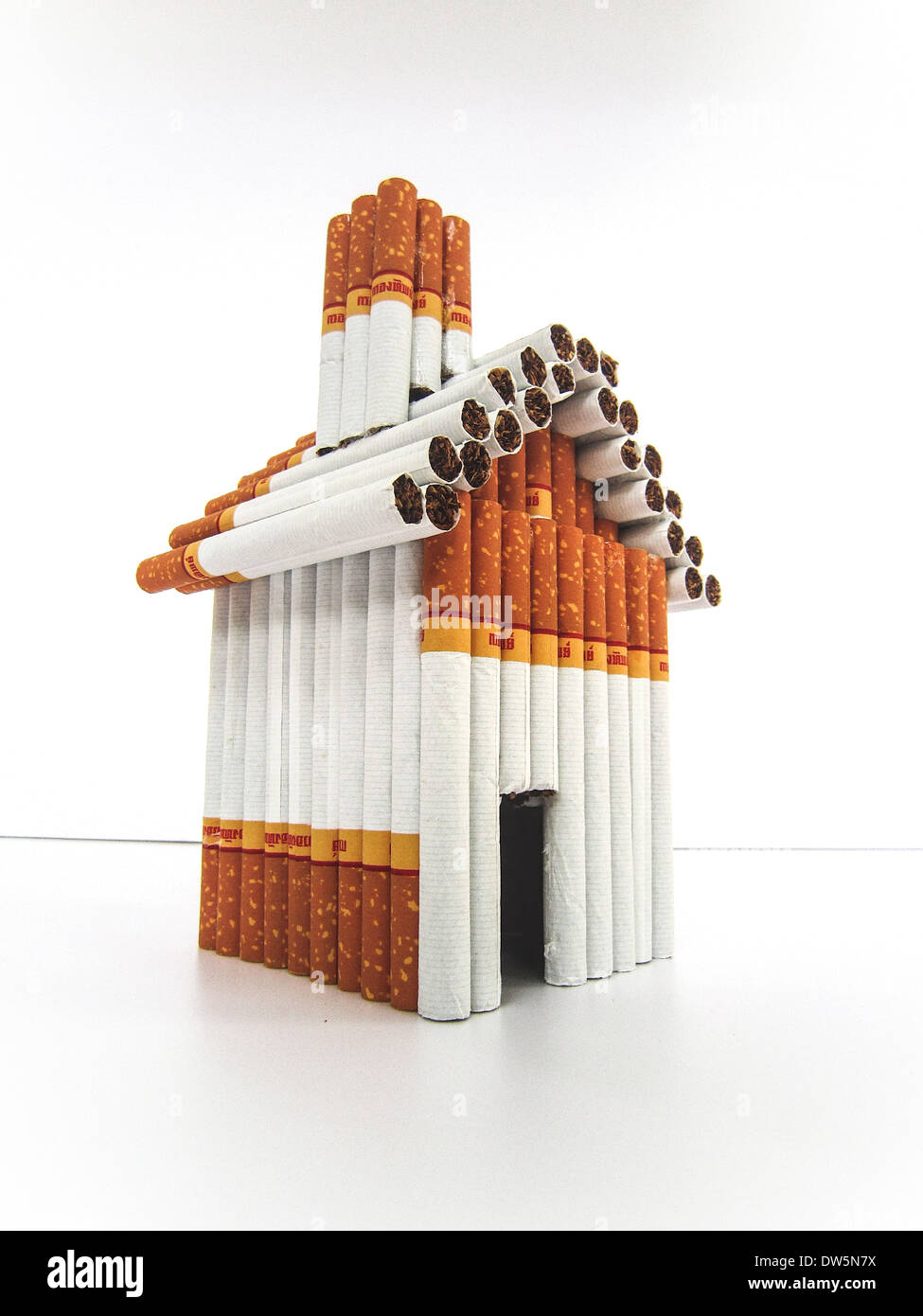 La construction de modèles de cigarette Photo Stock - Alamy