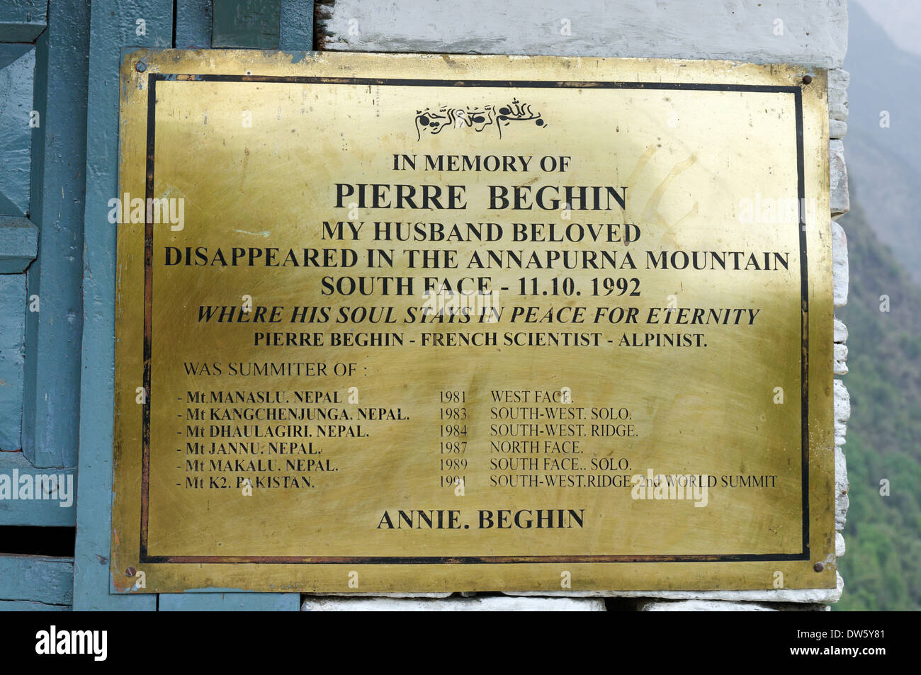 Une plaque de Pierre Beghin qui est mort dans une chute sur la face sud ...