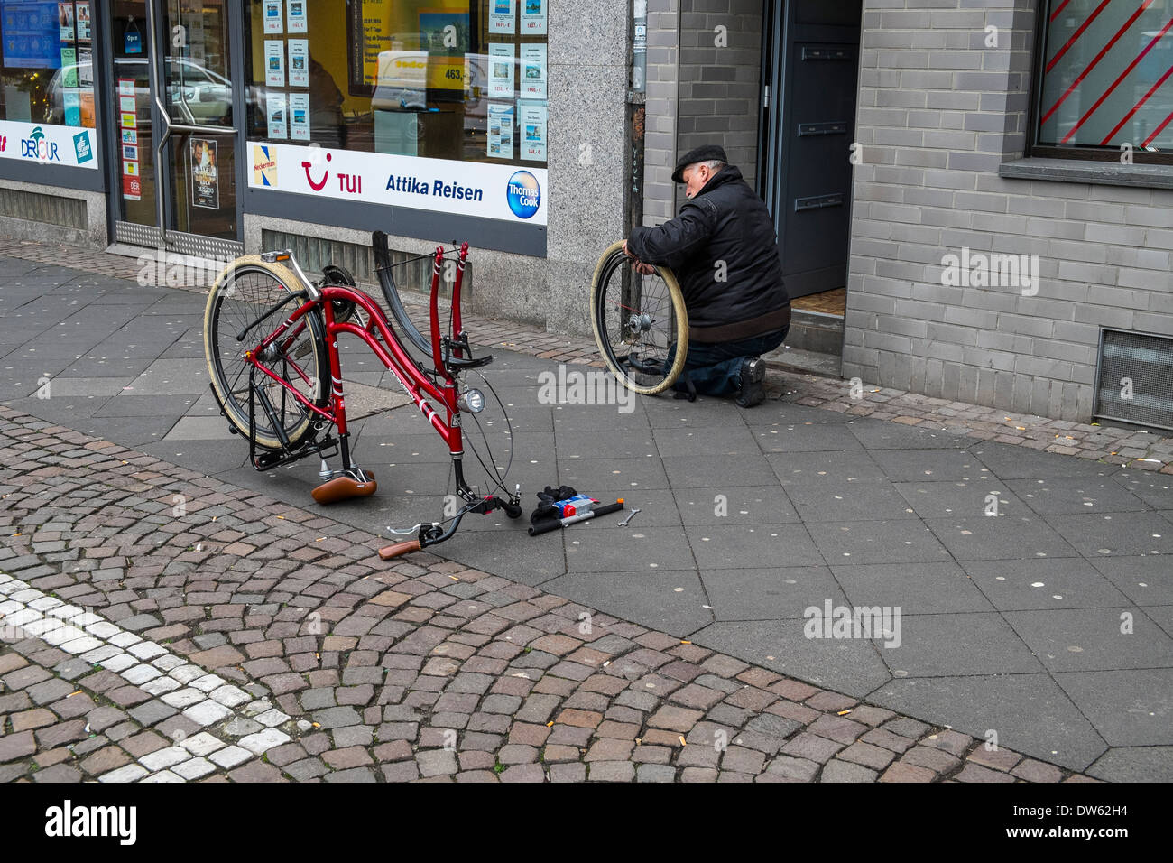 Pneu de vélo crevé Banque de photographies et d’images à haute ...