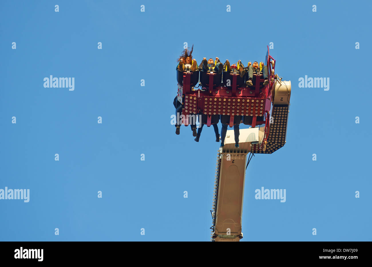 Claw qui est une ride qui tourne les gens à l'envers. Un carnival ride ...