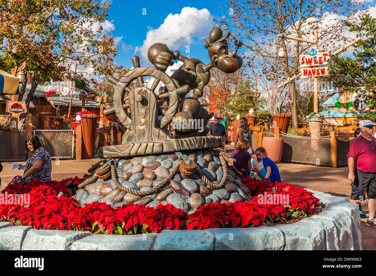 Les clients du parc reste à la base de la statue de Popeye dans Toon ...