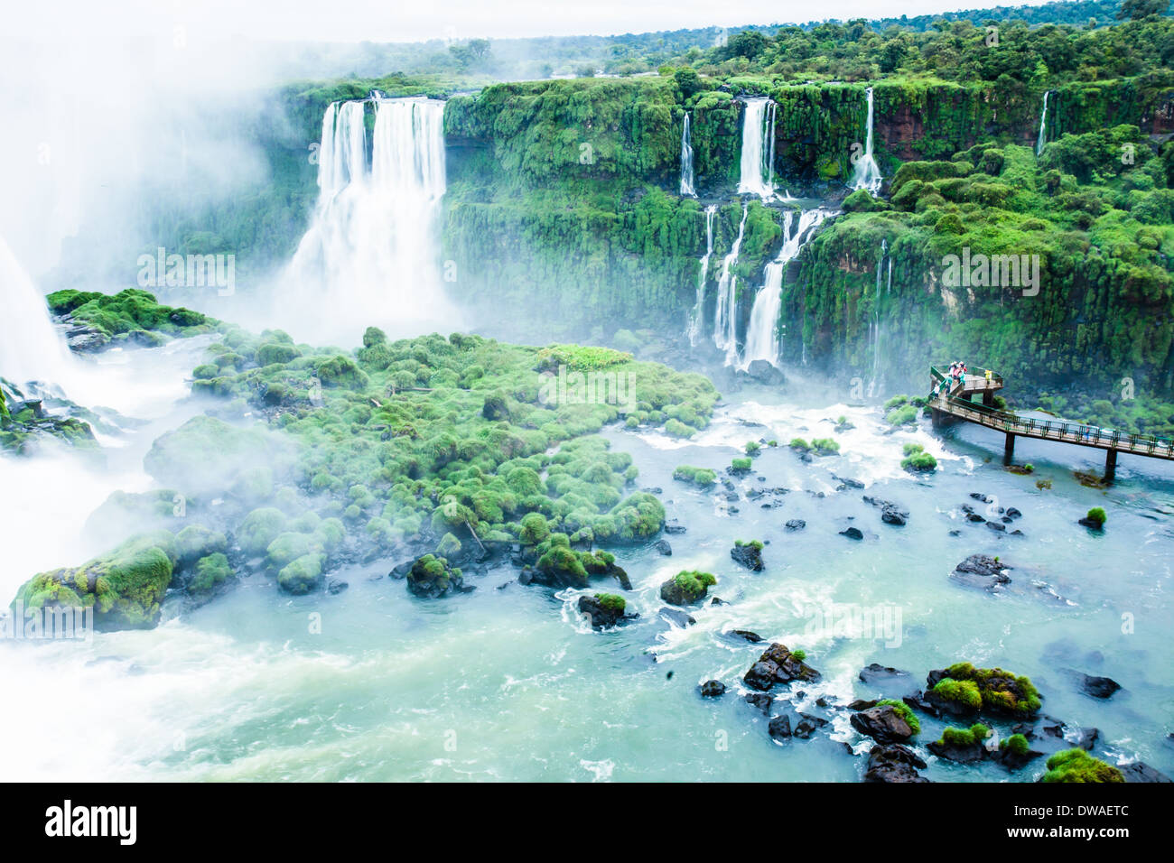 Iguassu Falls, la plus grande série de cascades du monde, vue de côté ...