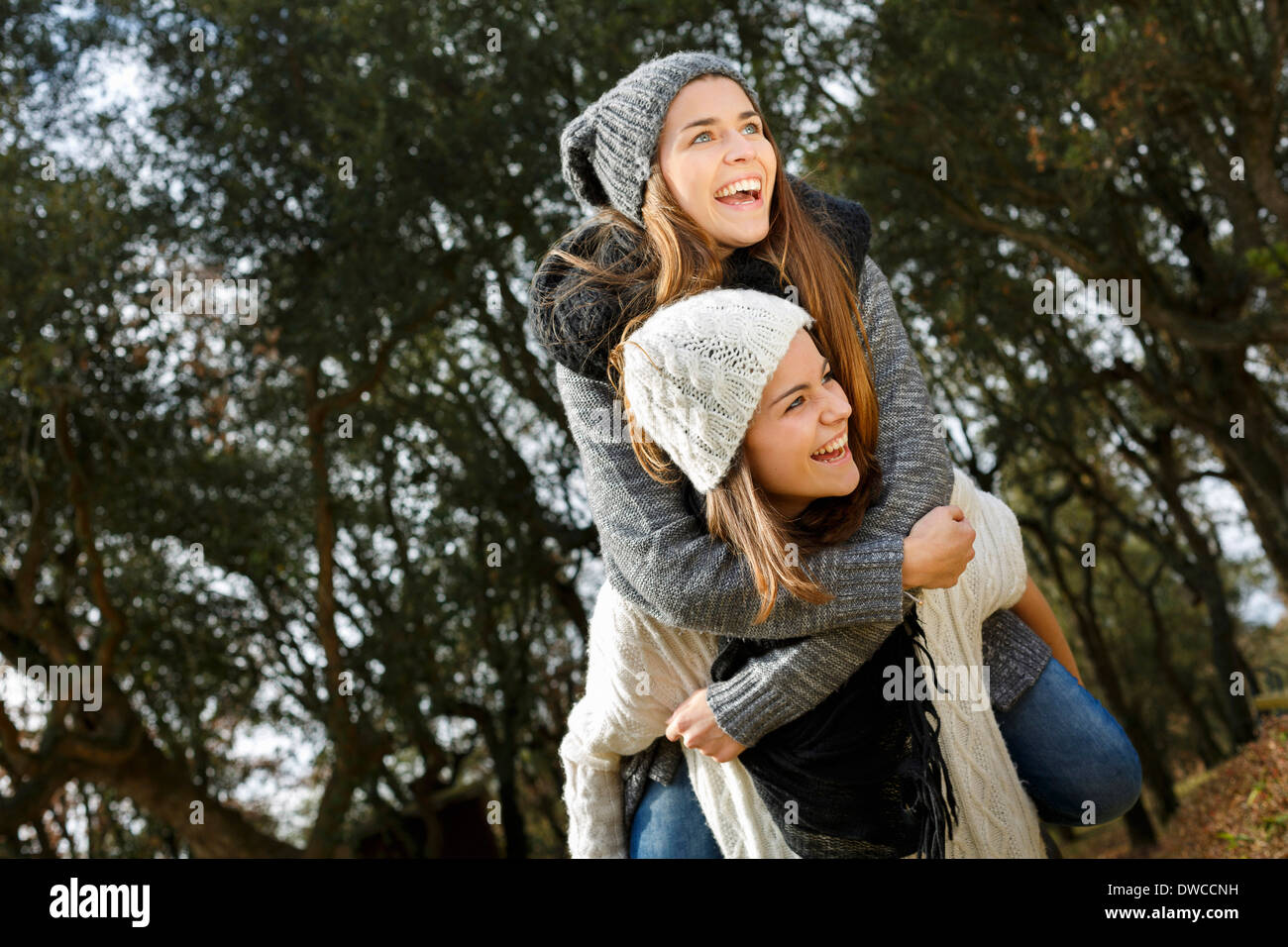 Piggyback ride sisters Banque de photographies et d’images à haute ...