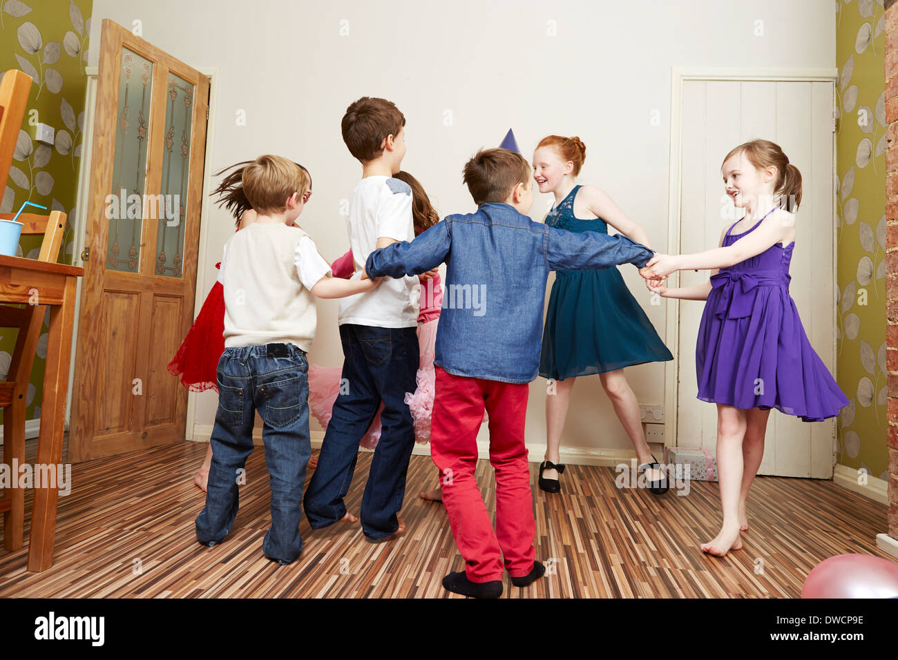 Enfants qui dansent Banque de photographies et d’images à haute ...