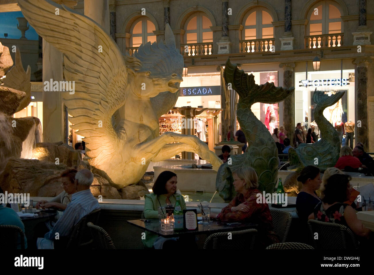 Entouré de la statuaire romaine faux, vous pourrez déguster un repas à ...