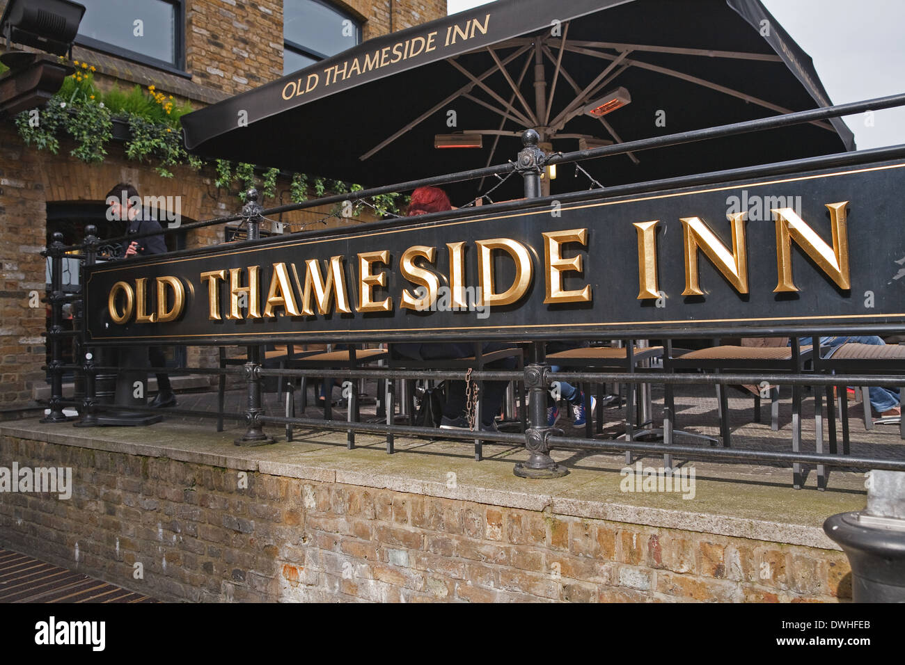 Thameside pub Banque de photographies et d’images à haute résolution ...