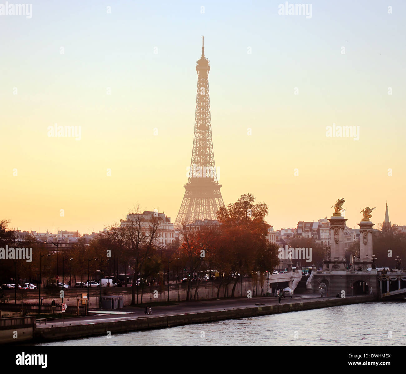 Soleil du soir sur la tour Banque de photographies et d’images à haute résolution - Alamy