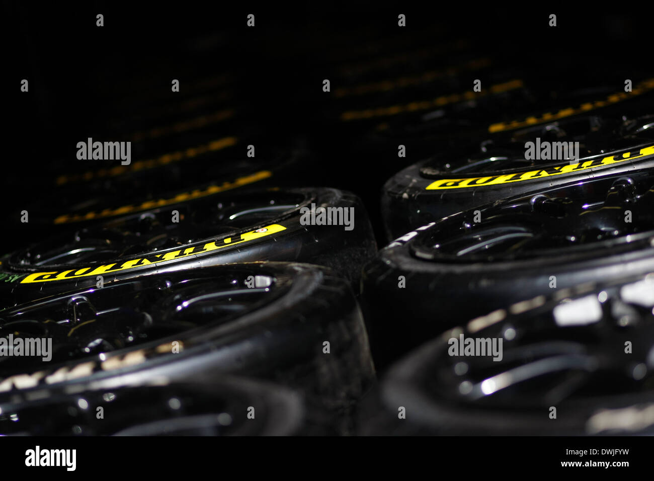 Dunlop tyre Banque de photographies et d’images à haute résolution - Alamy