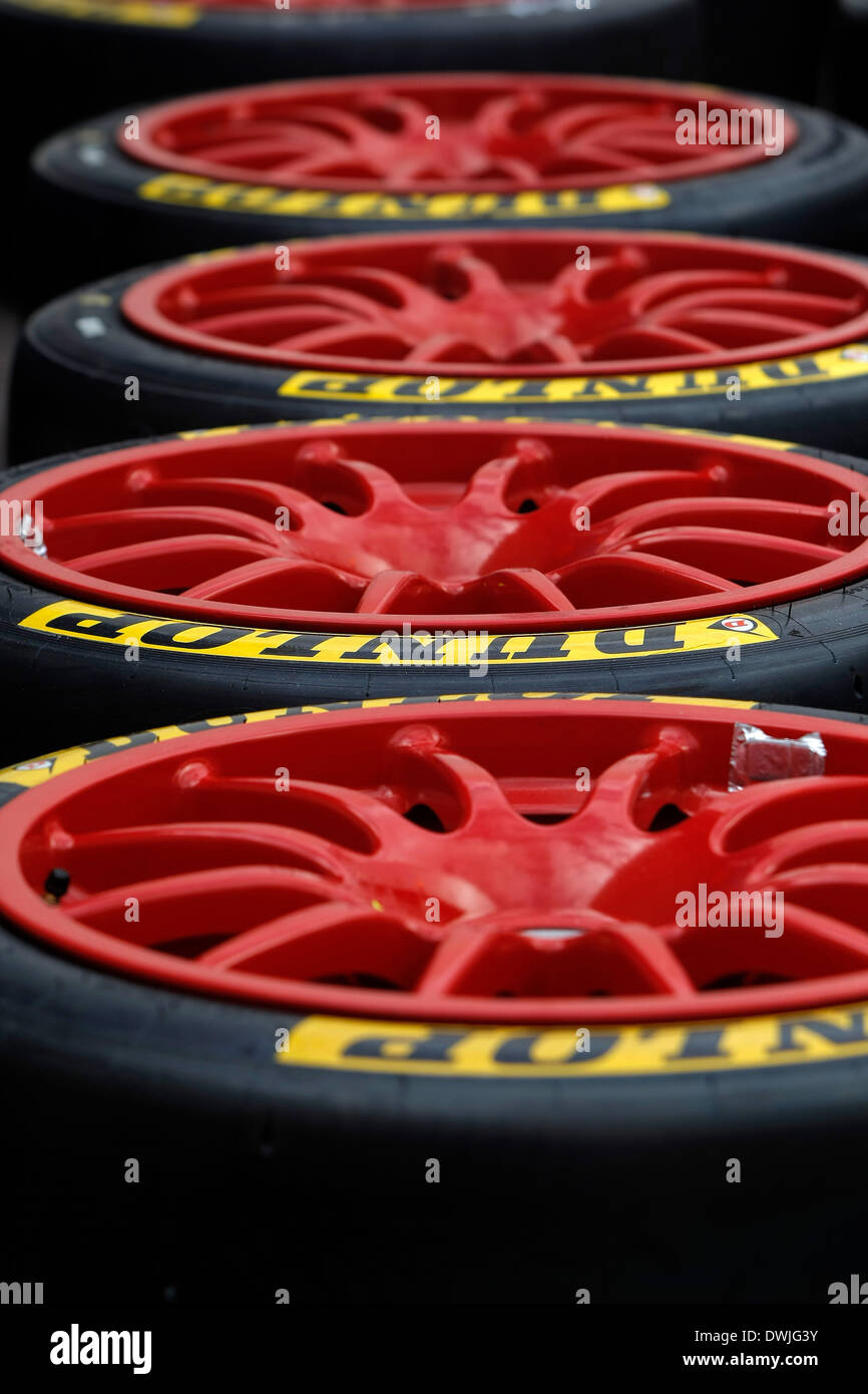 Pneu Pneus Dunlop Banque d'image et photos - Alamy
