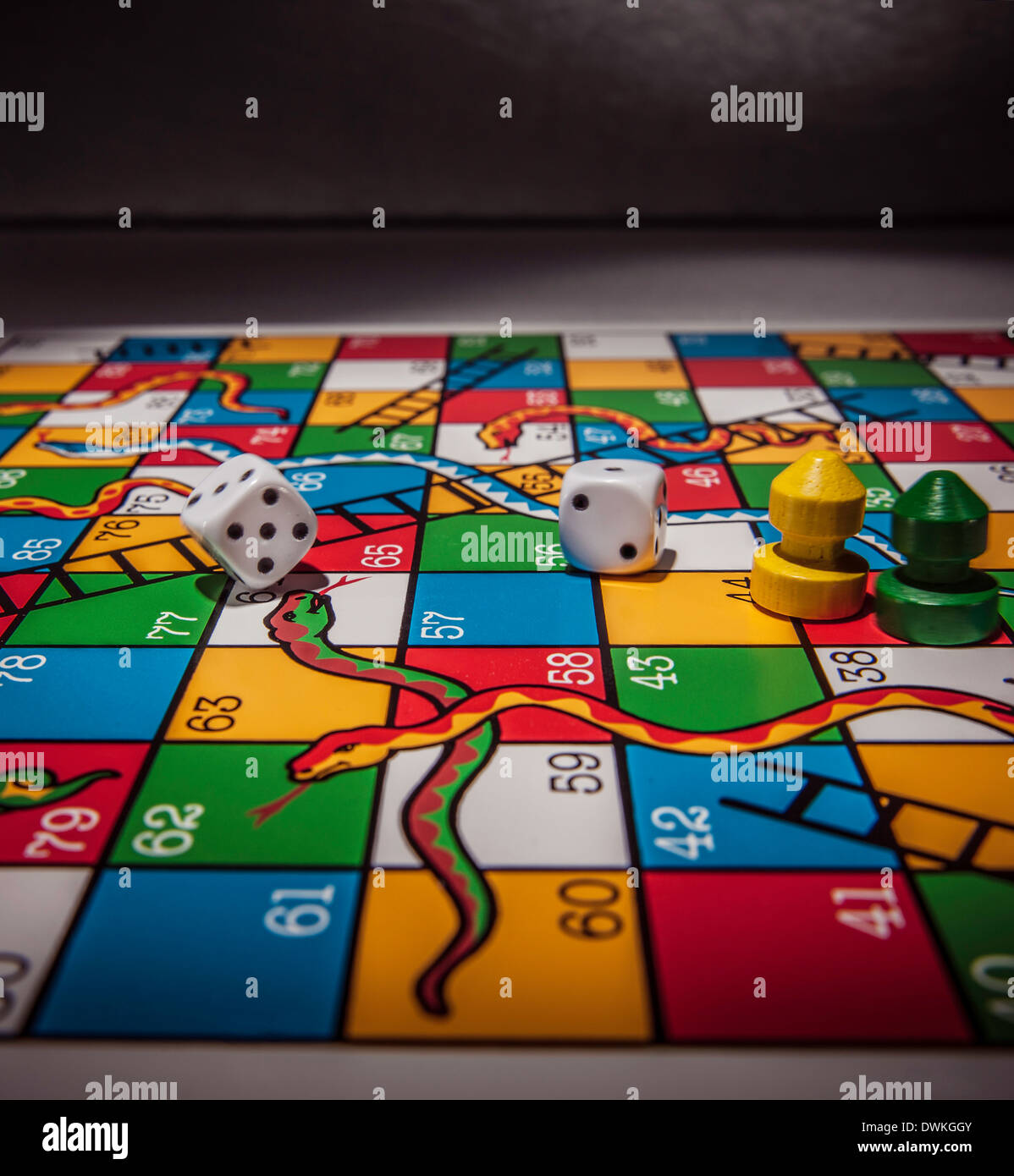 Snakes and ladders board game Banque de photographies et d’images à ...