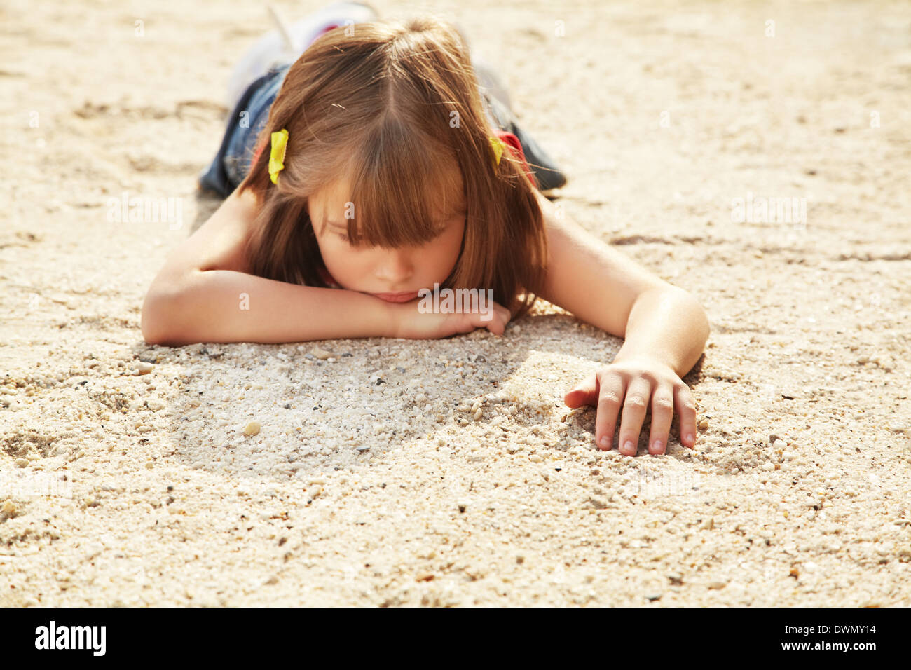 Little girl lying on beach Banque de photographies et d’images à haute ...