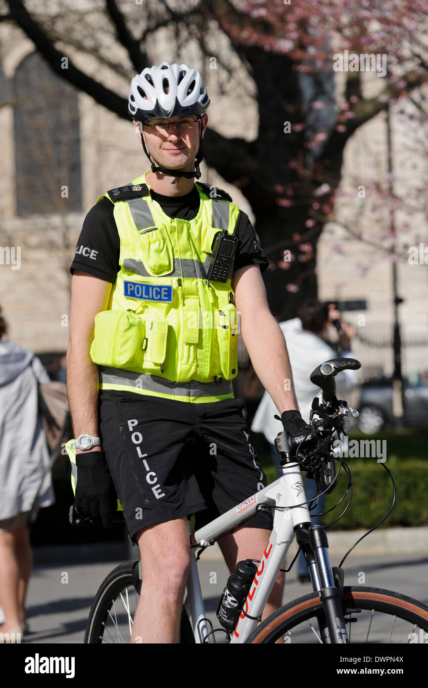 Policier anglais en uniforme Banque de photographies et d’images à ...