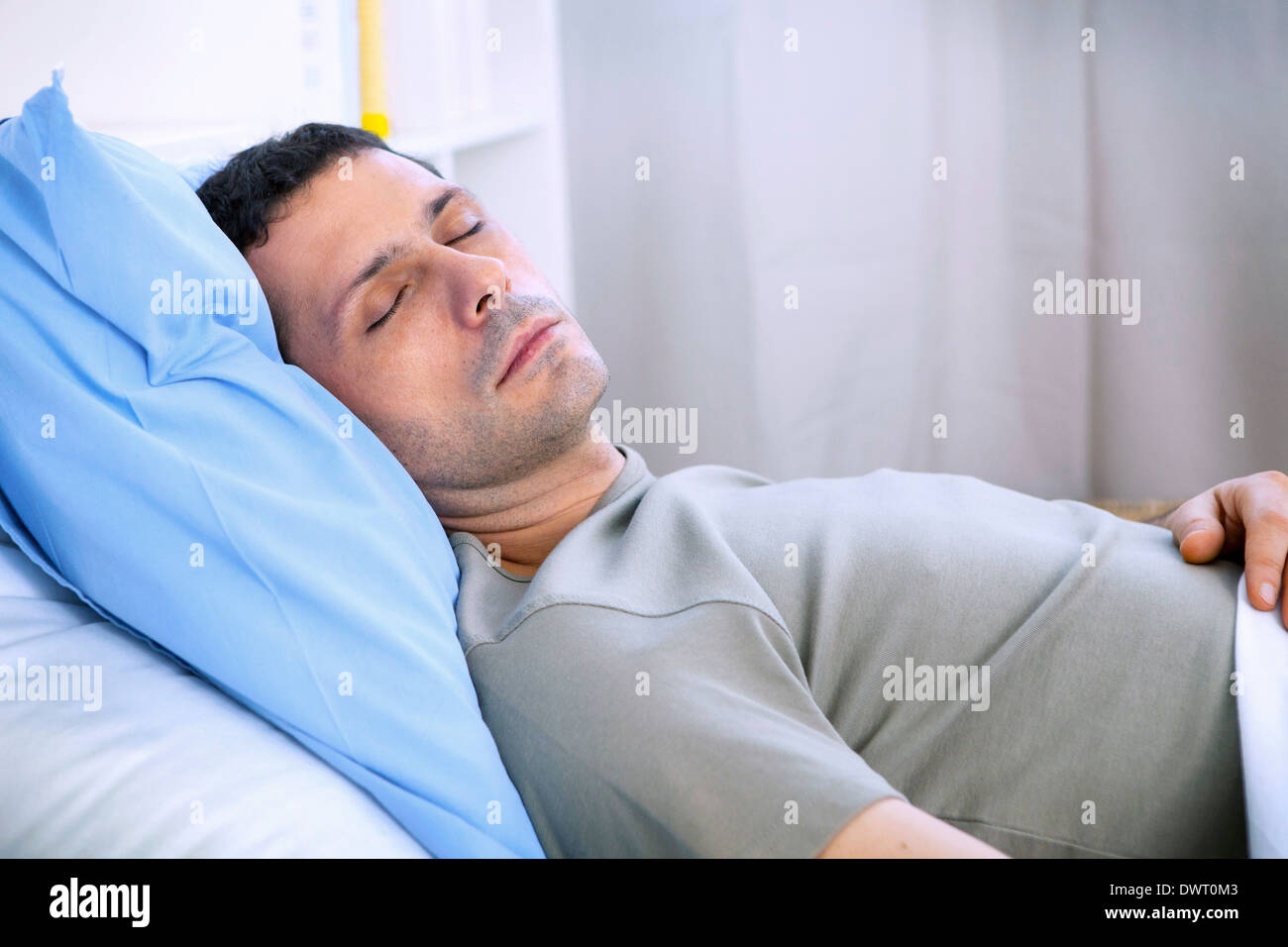 Vieil homme endormi Banque de photographies et d’images à haute ...