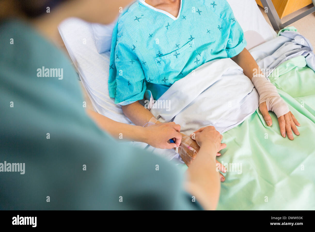 Fixation infirmière Perfusion IV sur les main du patient à l'hôpital ...
