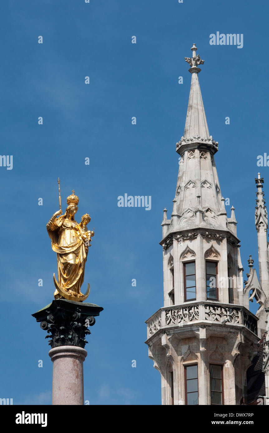 Germany, Bavaria, Munich, Marienplatz, Statue de la Vierge Marie sur la ...