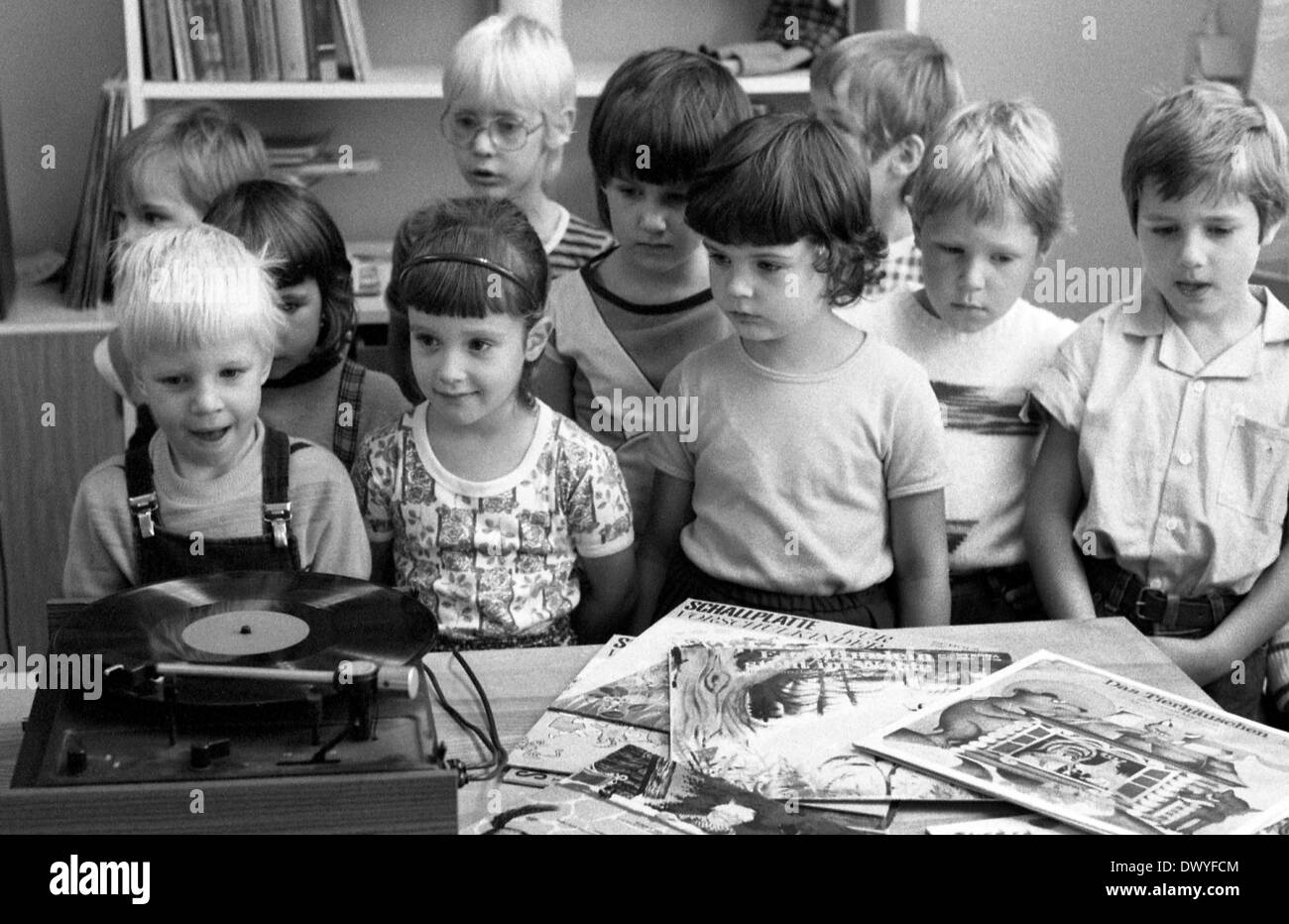 Garderie maternelle Banque d'images noir et blanc - Alamy