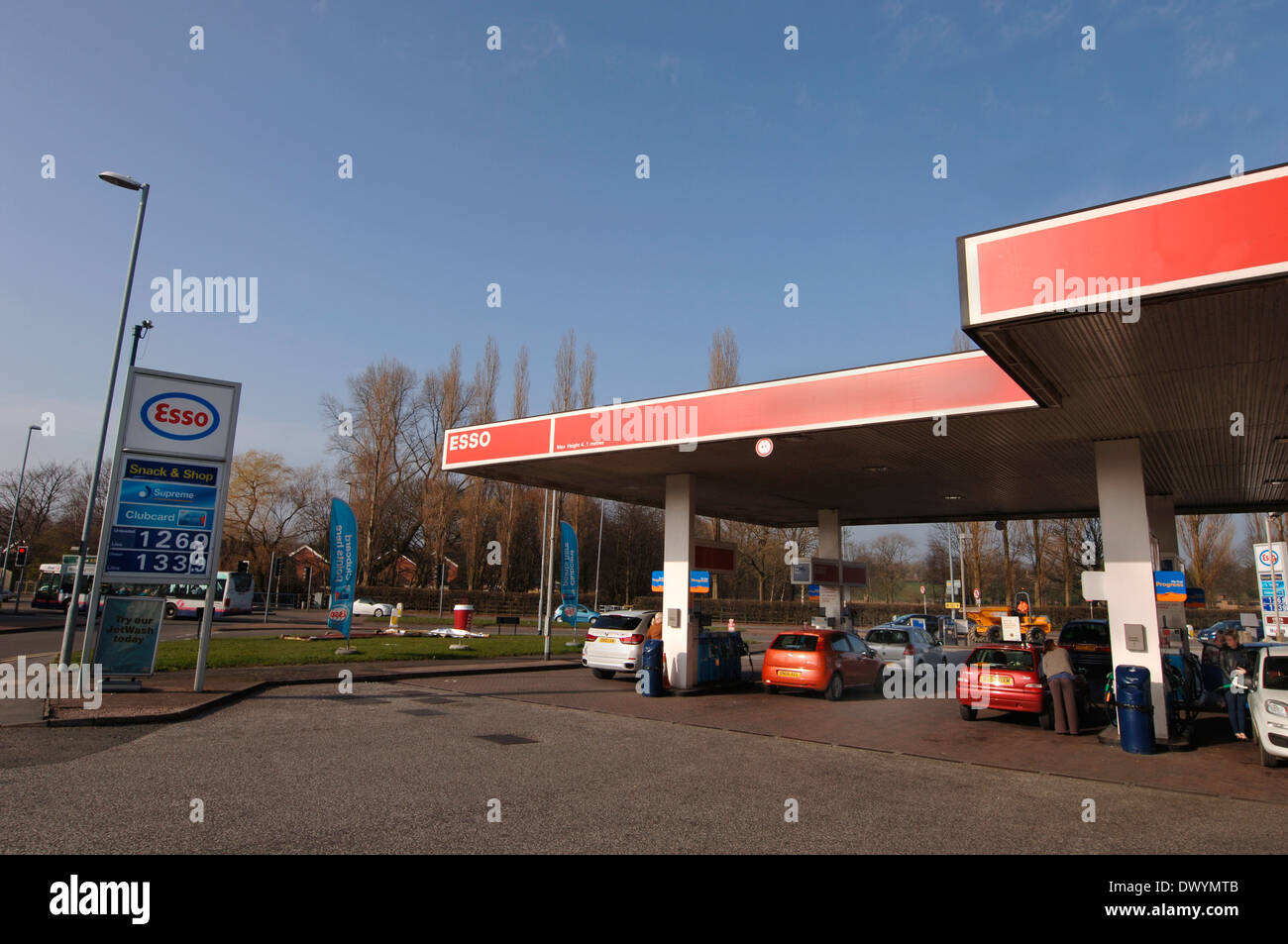 Esso petrol station sign Banque de photographies et d’images à haute ...