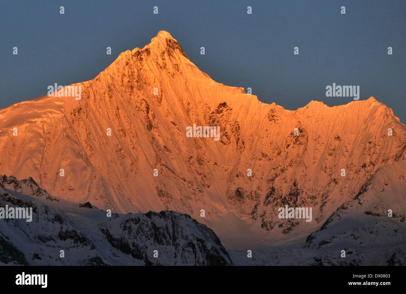 Kawagebo peak Banque de photographies et d’images à haute résolution ...